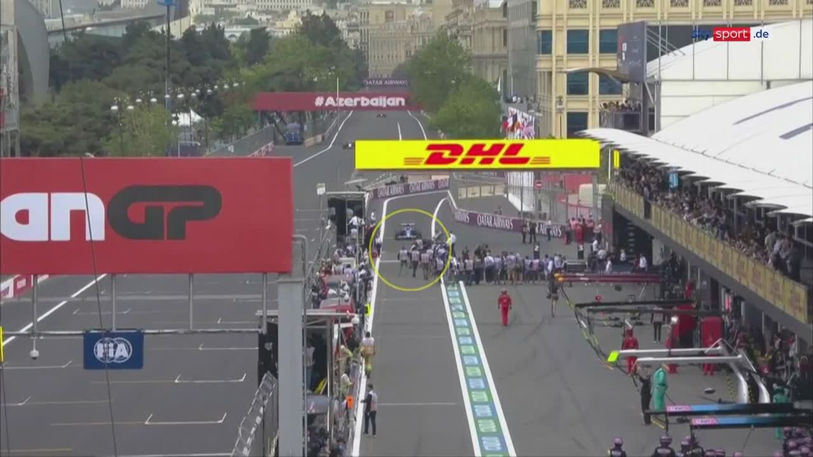 Formel 1: Ocon fährt in der Box fast in die Kamera-Teams | Formel 1 ...