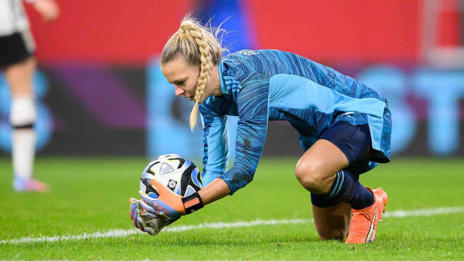 Nationalmannschaft: Vor Duell gegen Brasilien: Merle Frohms reist ab ...