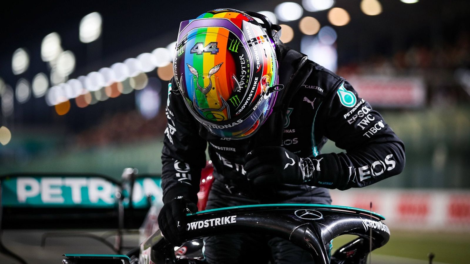 Formel 1: Lewis Hamilton äußert sich zu regenbogenfarbenem Helm ...