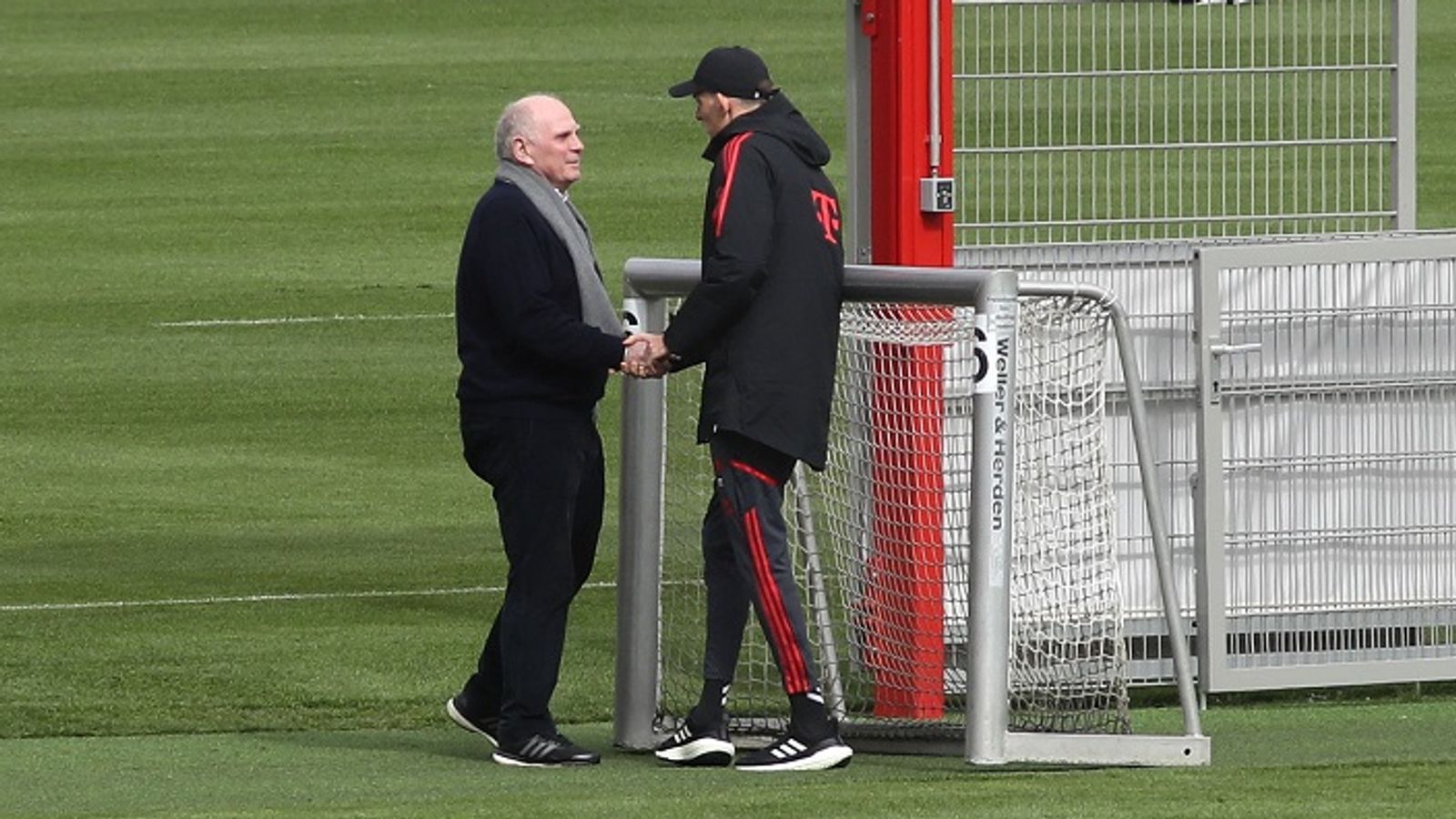 FC Bayern: Hoeneß besucht Tuchel auf dem Trainingsplatz | Fußball News ...