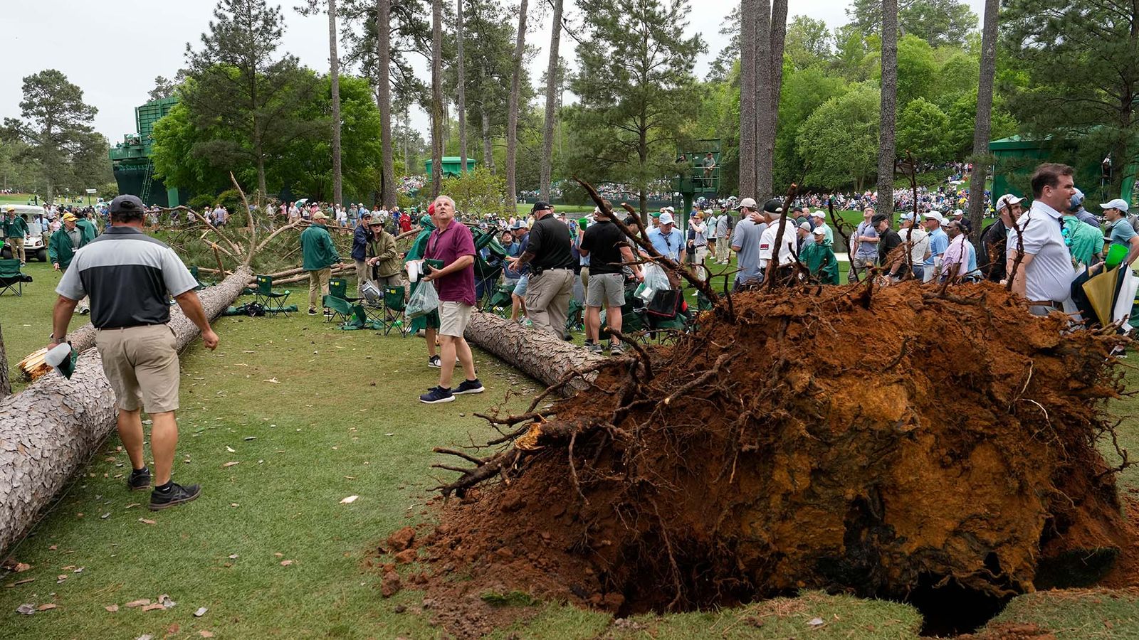 Golf: Masters in Augusta aufgrund eines Unwetters unterbrochen | Golf ...