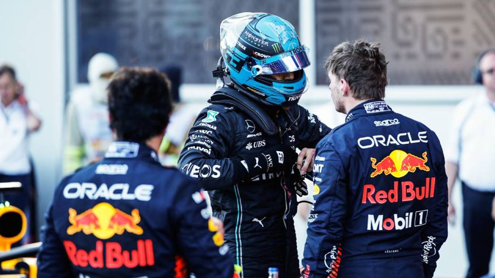 Formel 1: Max Verstappen attackiert George Russell in Baku | Formel 1 ...
