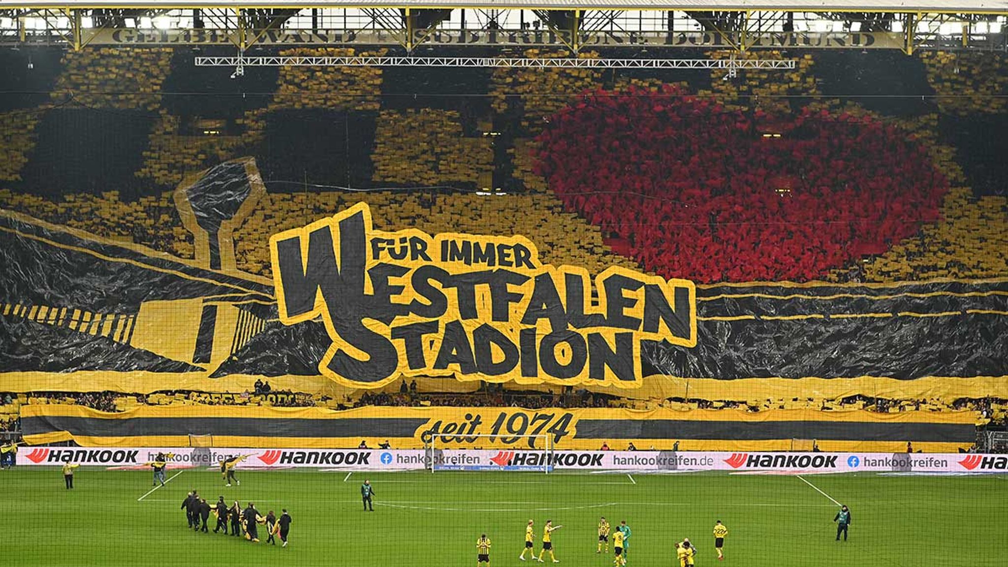 BVB: Fans hängen Banner vor Sponsorzentrale - Choreo-Streit | Fußball ...