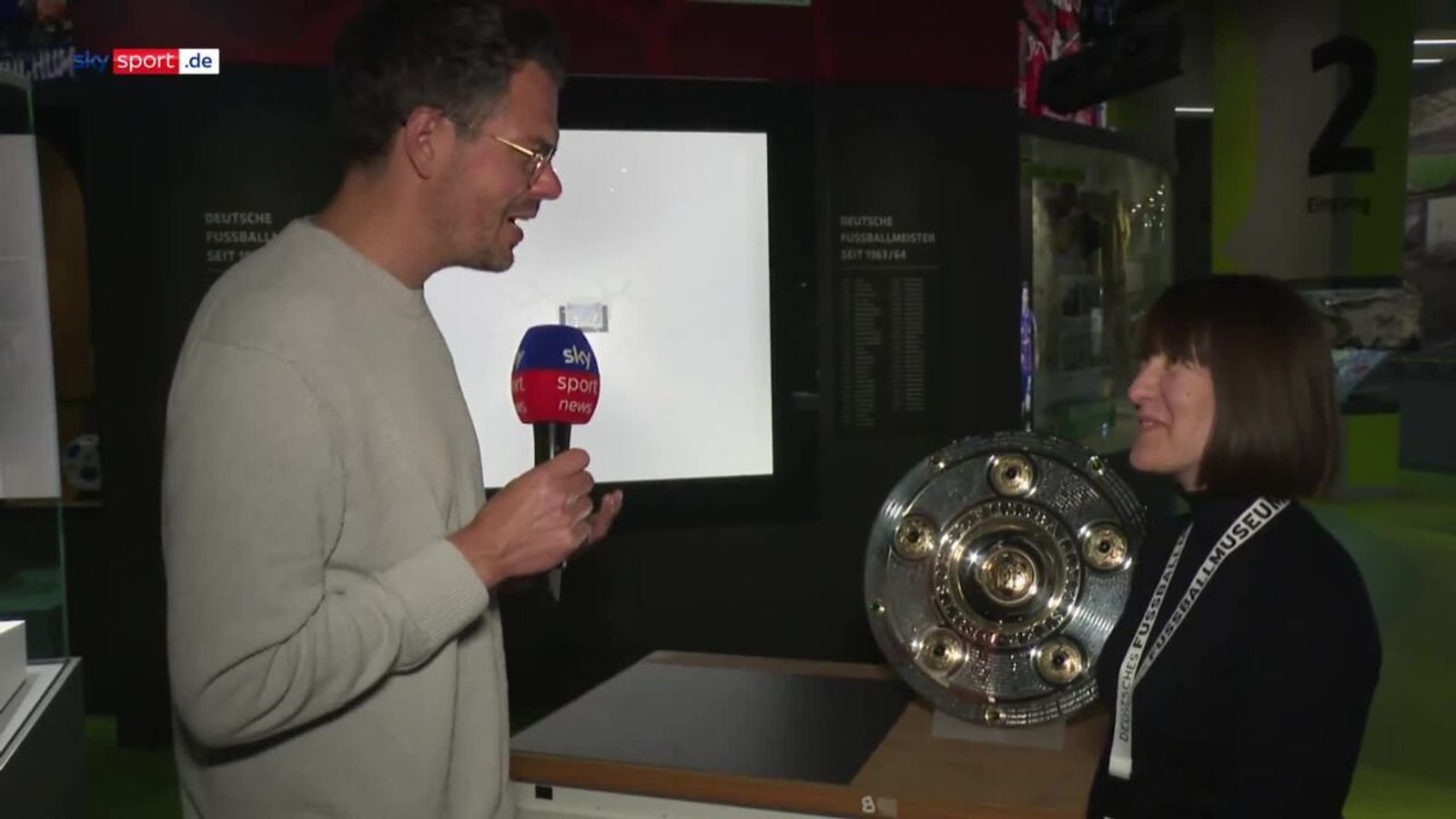 Die Meisterschale im Fußball Museum: Ann Kathrin Weber über Originale ...