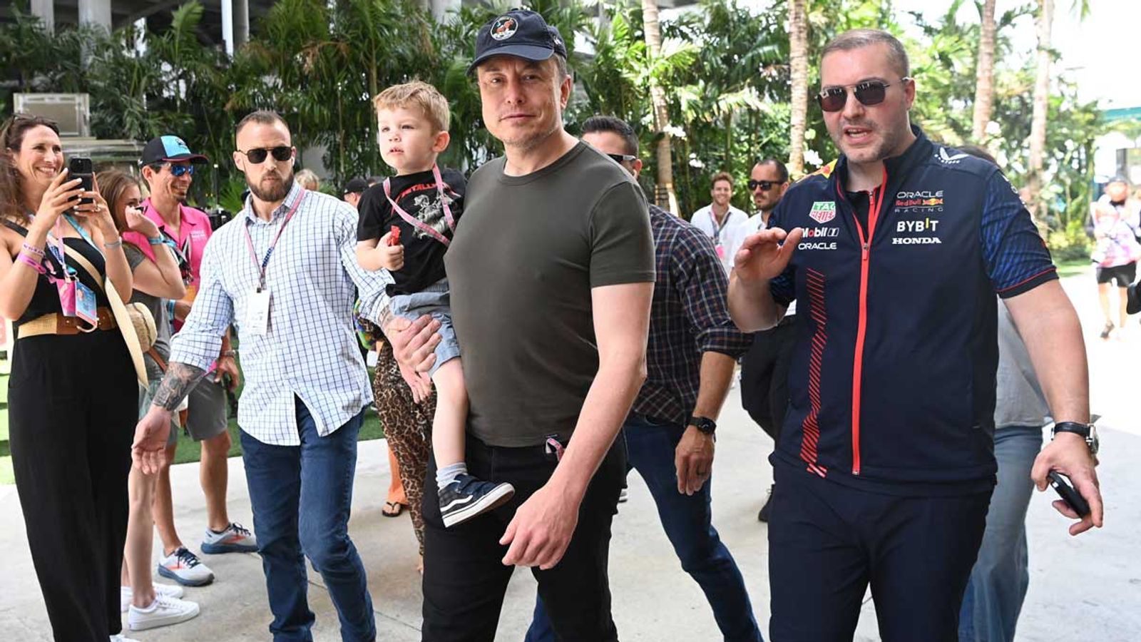 Formel 1: Elon Musk und Jeff Bezos beim GP von Miami vor Ort | Formel 1 ...