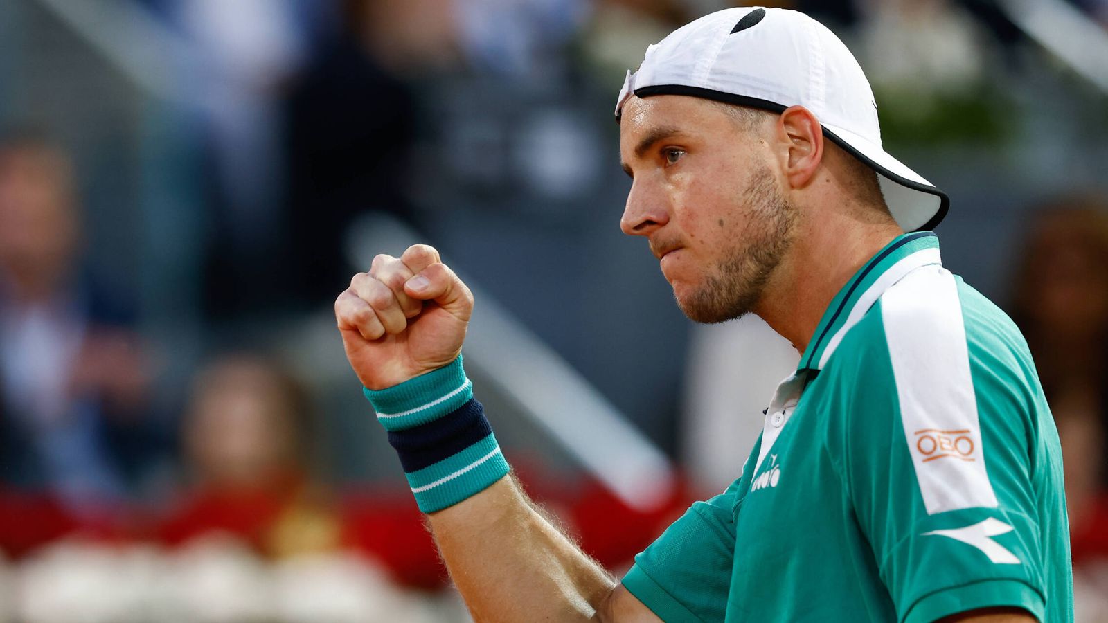 Tennis-Masters in Madrid: Struff schlägt Tsitsipas und steht im ...