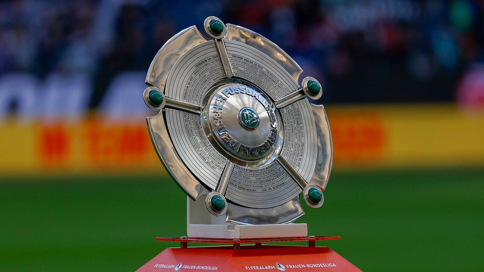 Frauen-Bundesliga: Meisterschale in München, Kopie in Wolfsburg ...