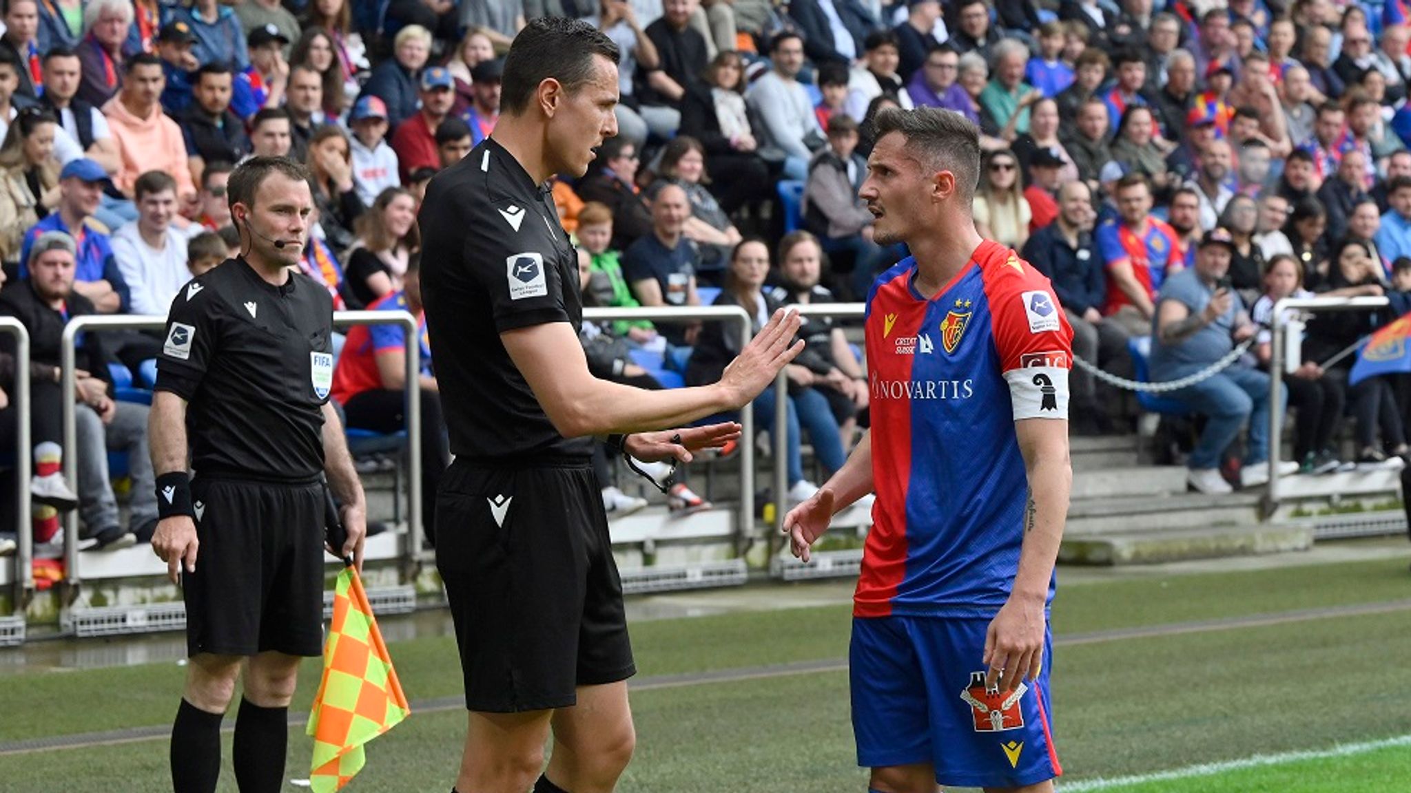 Basel-Kapitän Taulant Xhaka entschuldigt sich nach Ausraster | Fußball ...