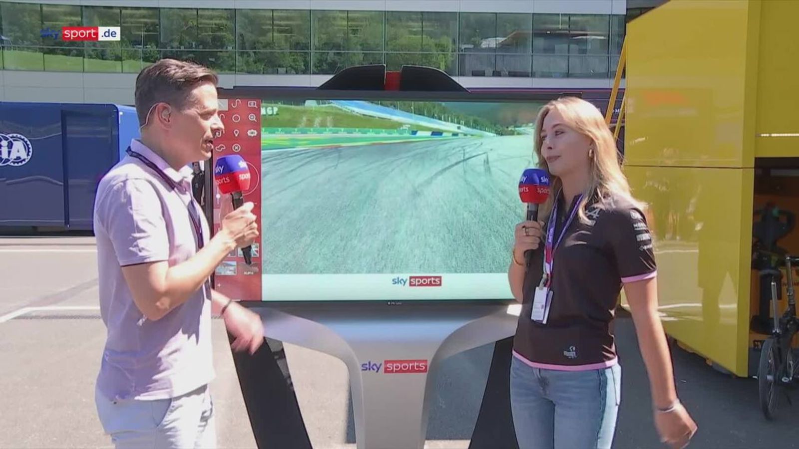 Formel 1: Sophia Flörsch und Sascha Roos analysieren die Strecke in ...
