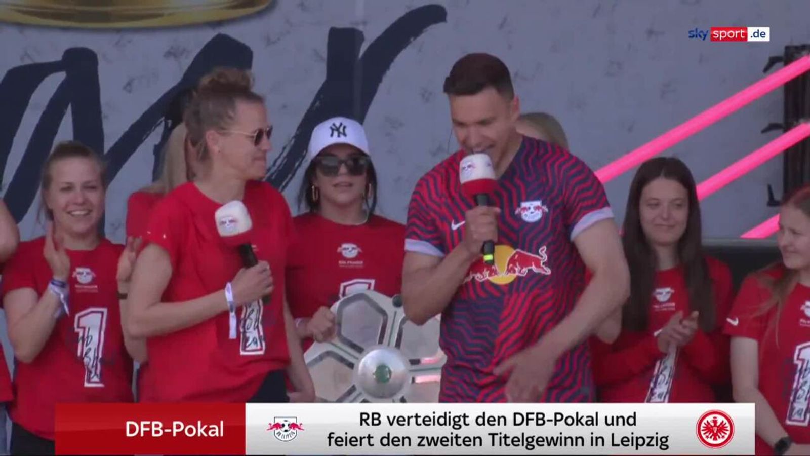 RB Leipzig: Fans und Mannschaft feiern in der Stadt | Fußball News ...