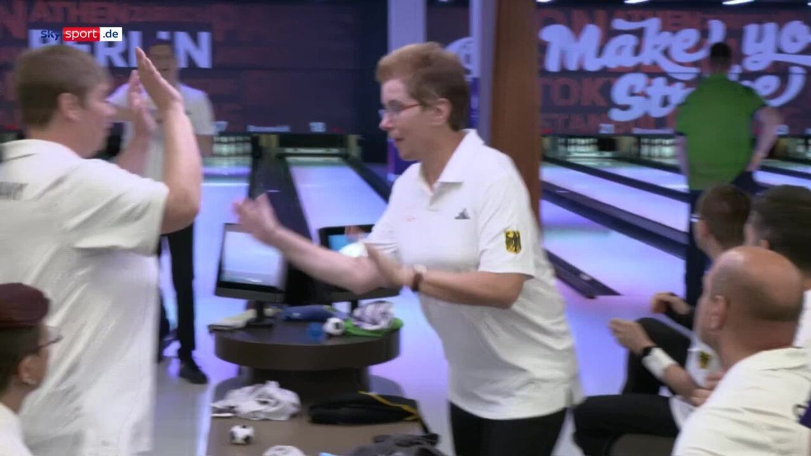 Special Olympics: Bowling in Berlin an der East Side Galery | Mehr ...