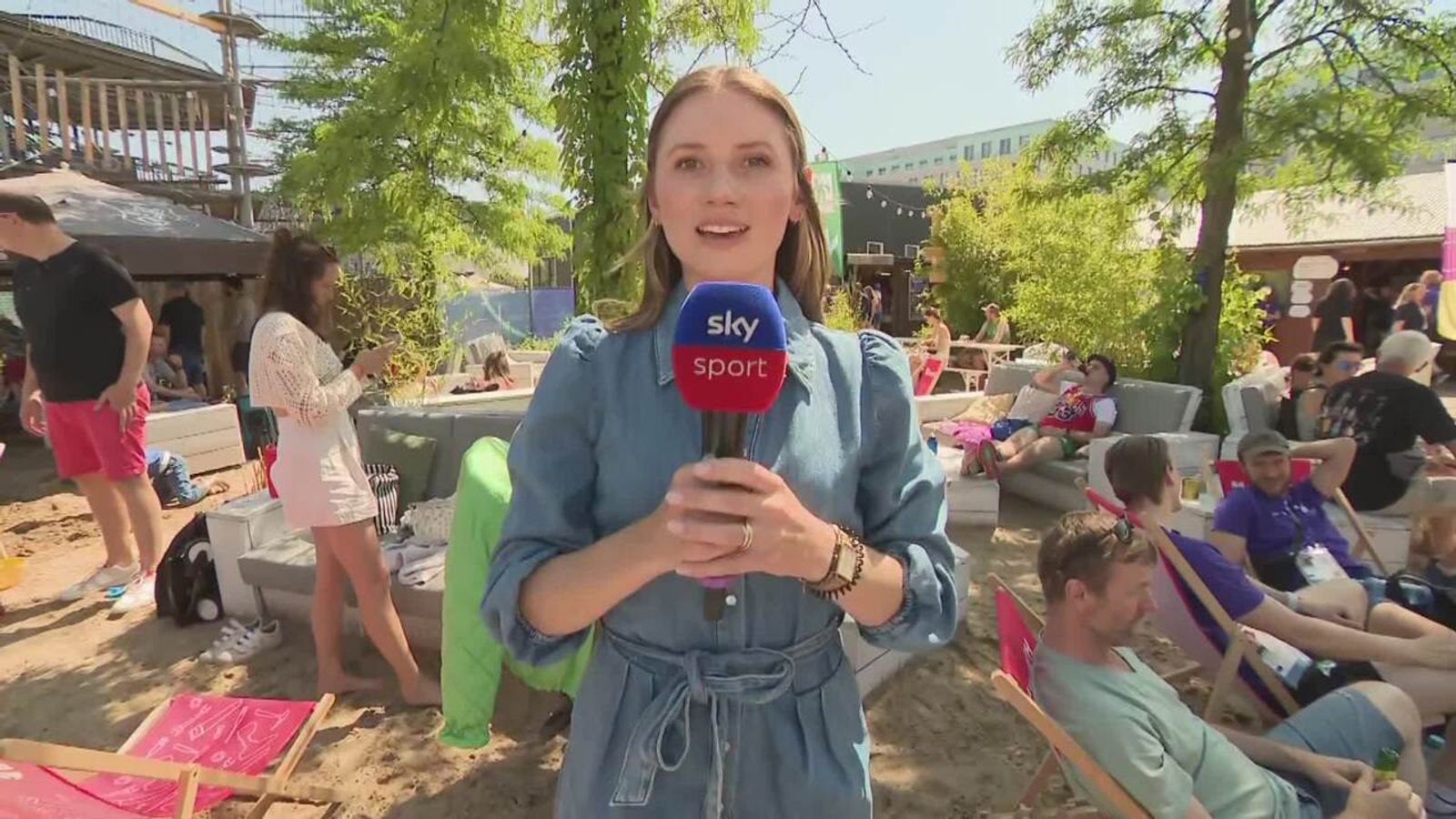 Special Olympics besondere Helden: Fans schauen Beachvolleyball in ...