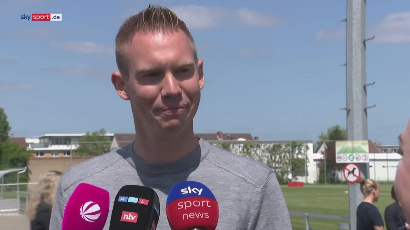 Champions League Frauen: Wolfsburgs Trainer Tommy Stroot beeindruckt ...