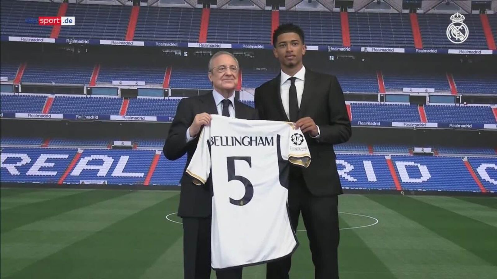 La Liga: Jude Bellingham posiert mit seinem neuen Trikot von Real ...