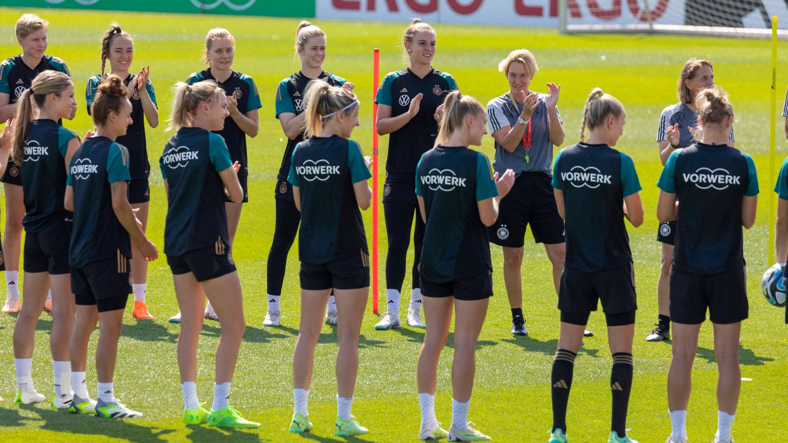 DFB-Frauen: Media Day - bemerkenswerter Auftritt der Bundestrainerin ...