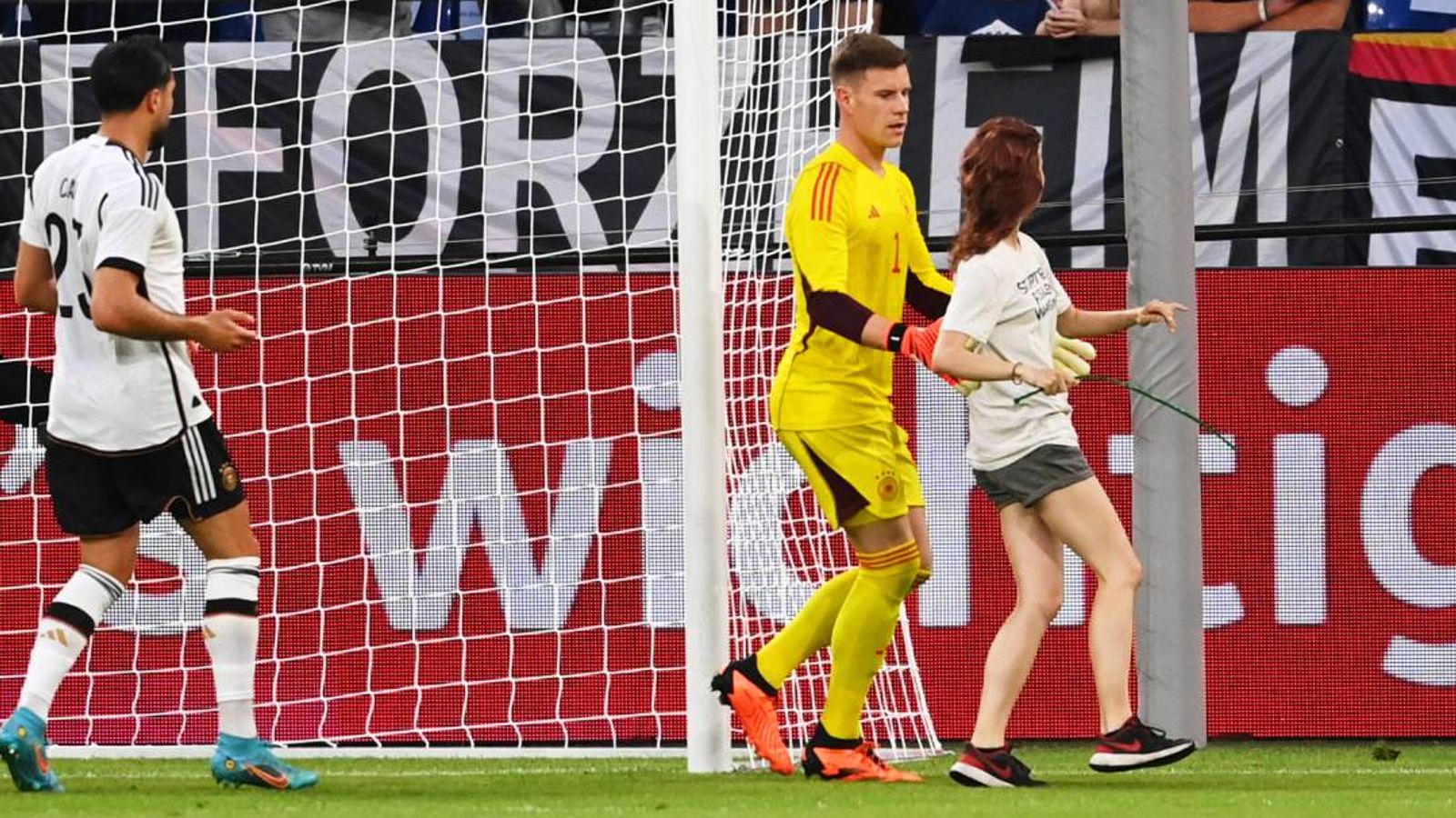 DFB: Ter Stegen greift bei Flitzer ein | Fußball News | Sky Sport