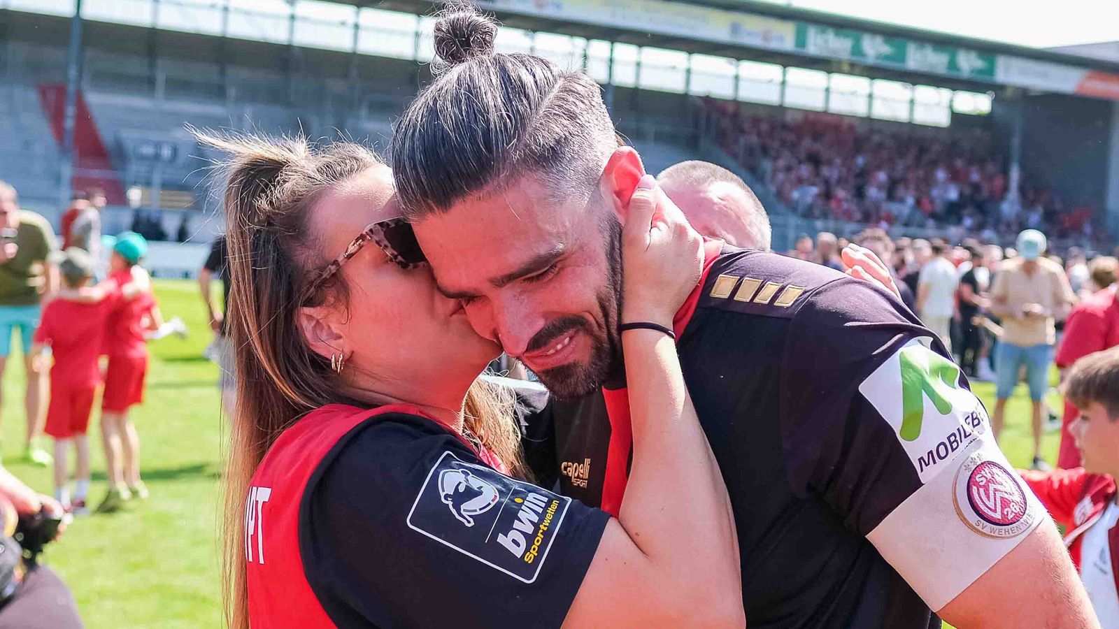 SV Wehen Wiesbaden: Sascha Mockenhaupt schneidet Haare nach Aufstieg ab ...