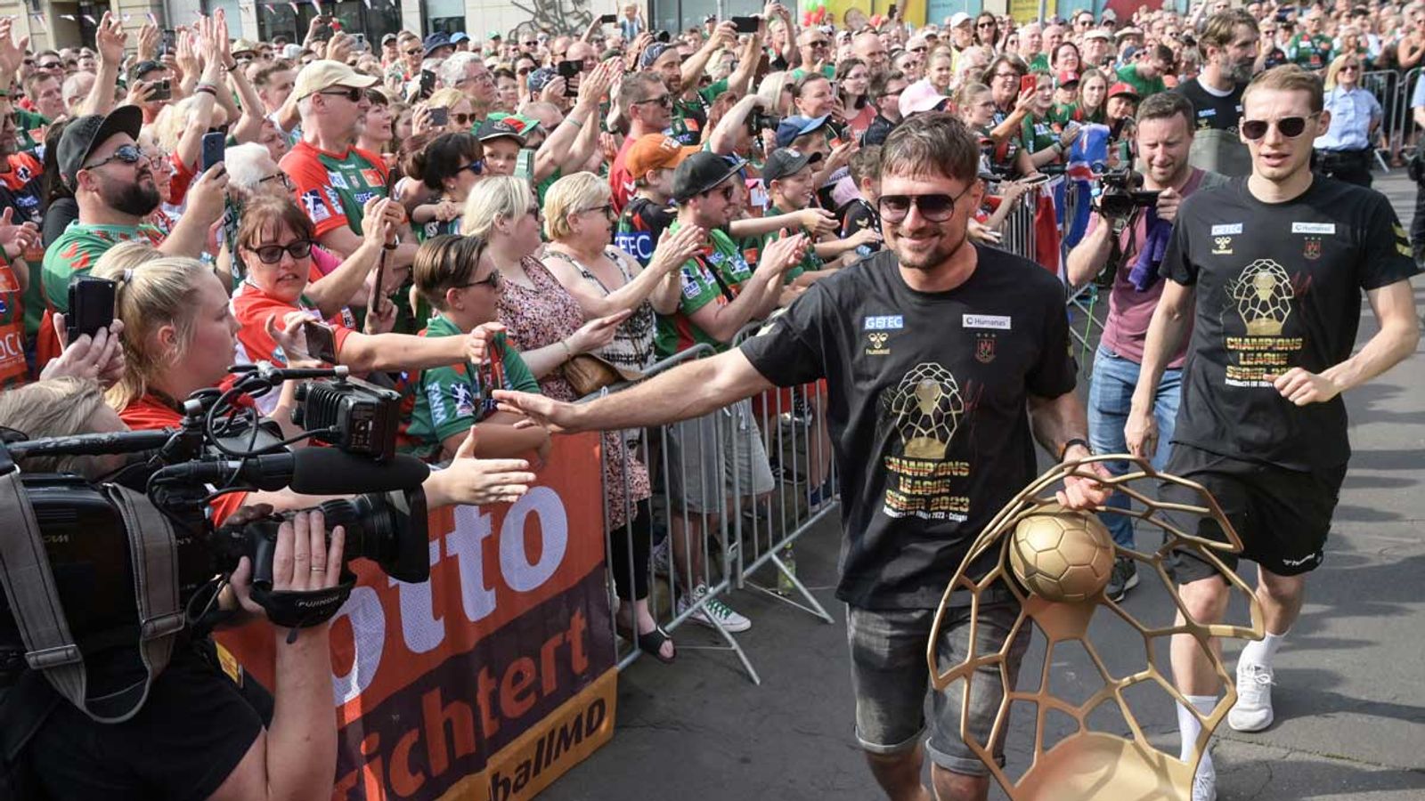 SC Magdeburg: SCM feiert CL-Titel mit Fans in der Heimat | Handball ...