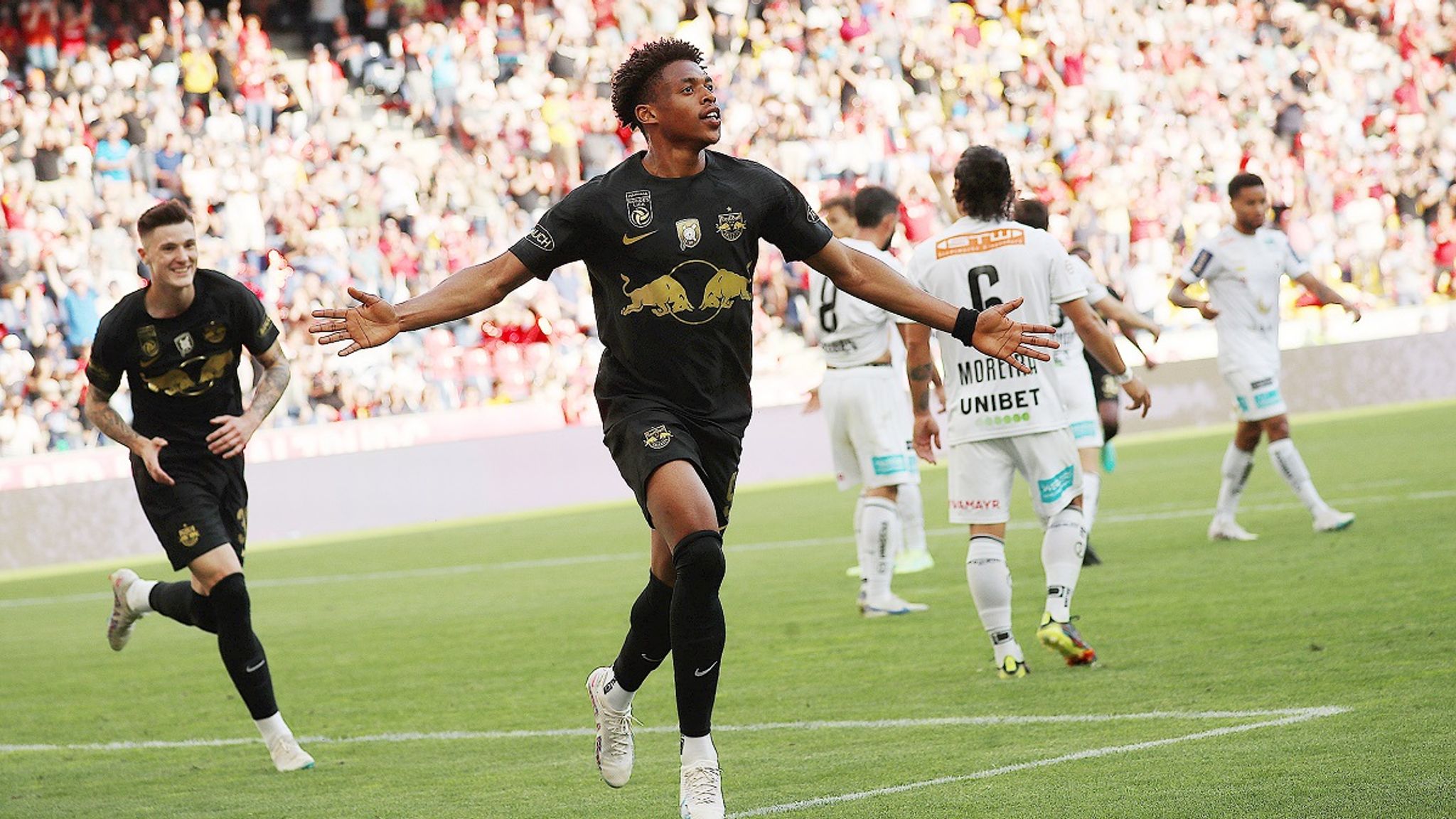 SC Freiburg Transfers: SCF holt Junior Adamu von Red Bull Salzburg ...