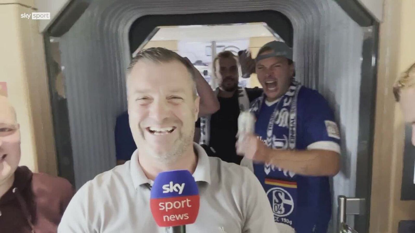 Schalke: Sky Reporter reist mit S04-Fans nach Hamburg | Fußball News ...