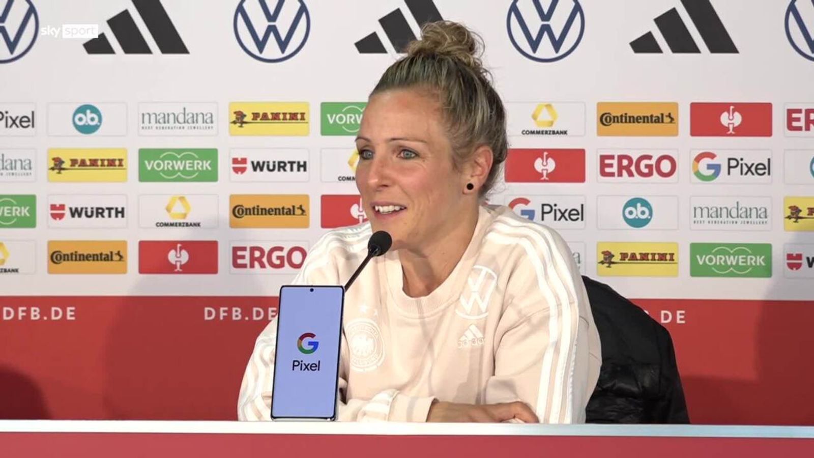 FIFA Frauen WM: Huth über Teamchemie, Startelf-Spielerinnen und ...