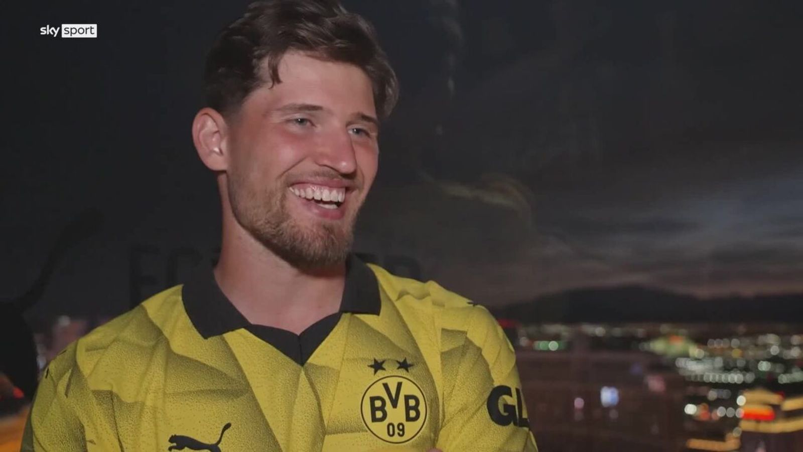 BVB: Kobel bei der Präsentation des neuen Trikots in Las Vegas ...