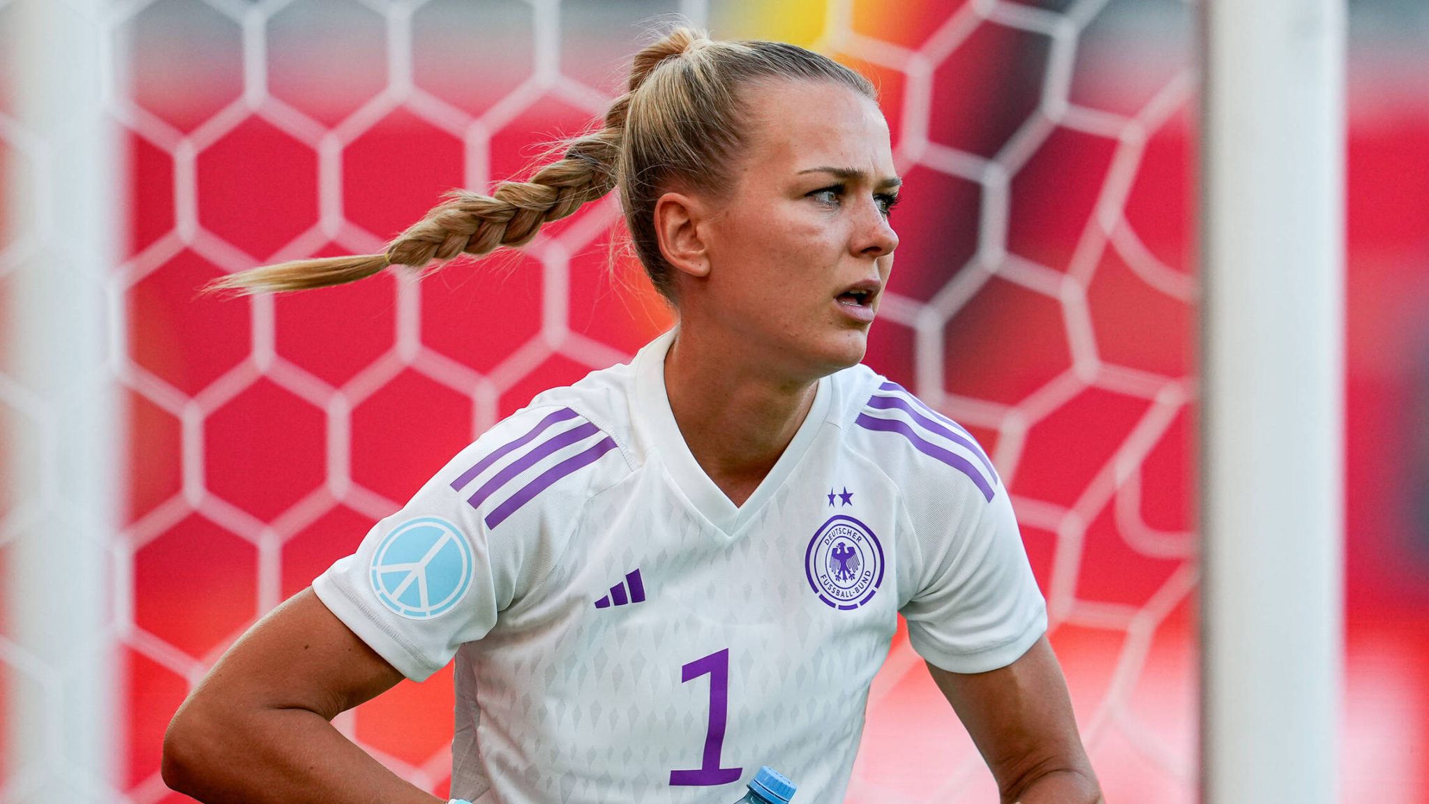 DFB-Frauen: Merle Frohms über WM, Torhüterspiel, Konkurrenz | Fußball ...