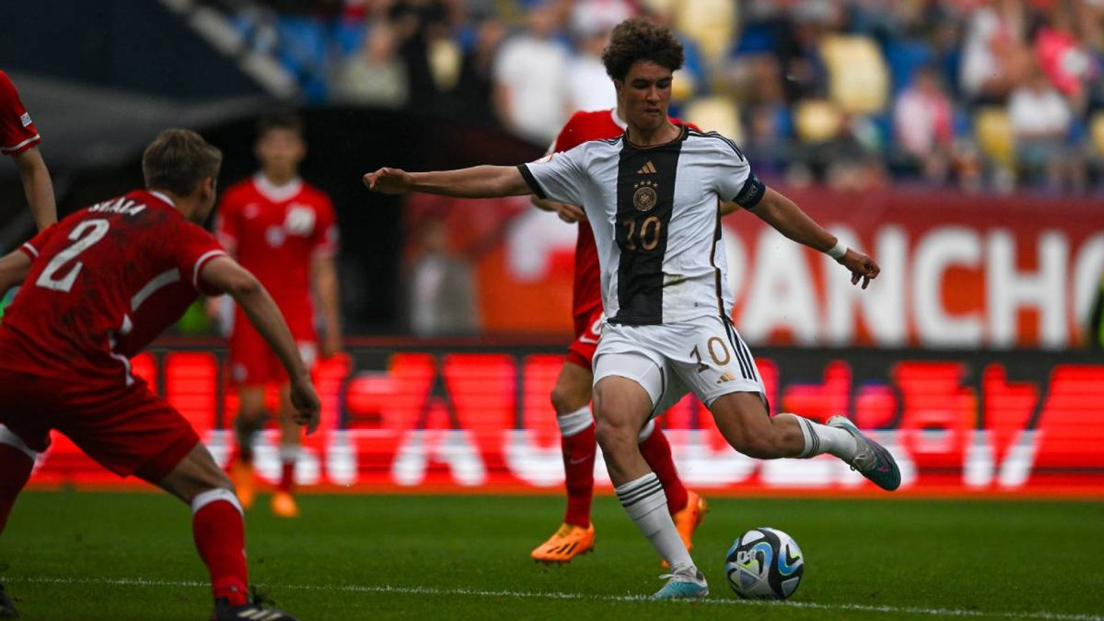 FC Barcelona Transfer News: Noah Darvich erhält Milliarden-Klausel ...