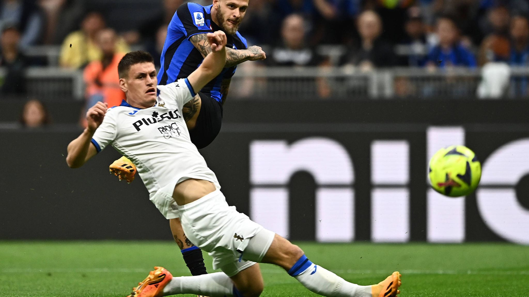 VfL Wolfsburg Transfer News: Joakim Maehle kommt von Atalanta Bergamo | Transfer Centre News ...