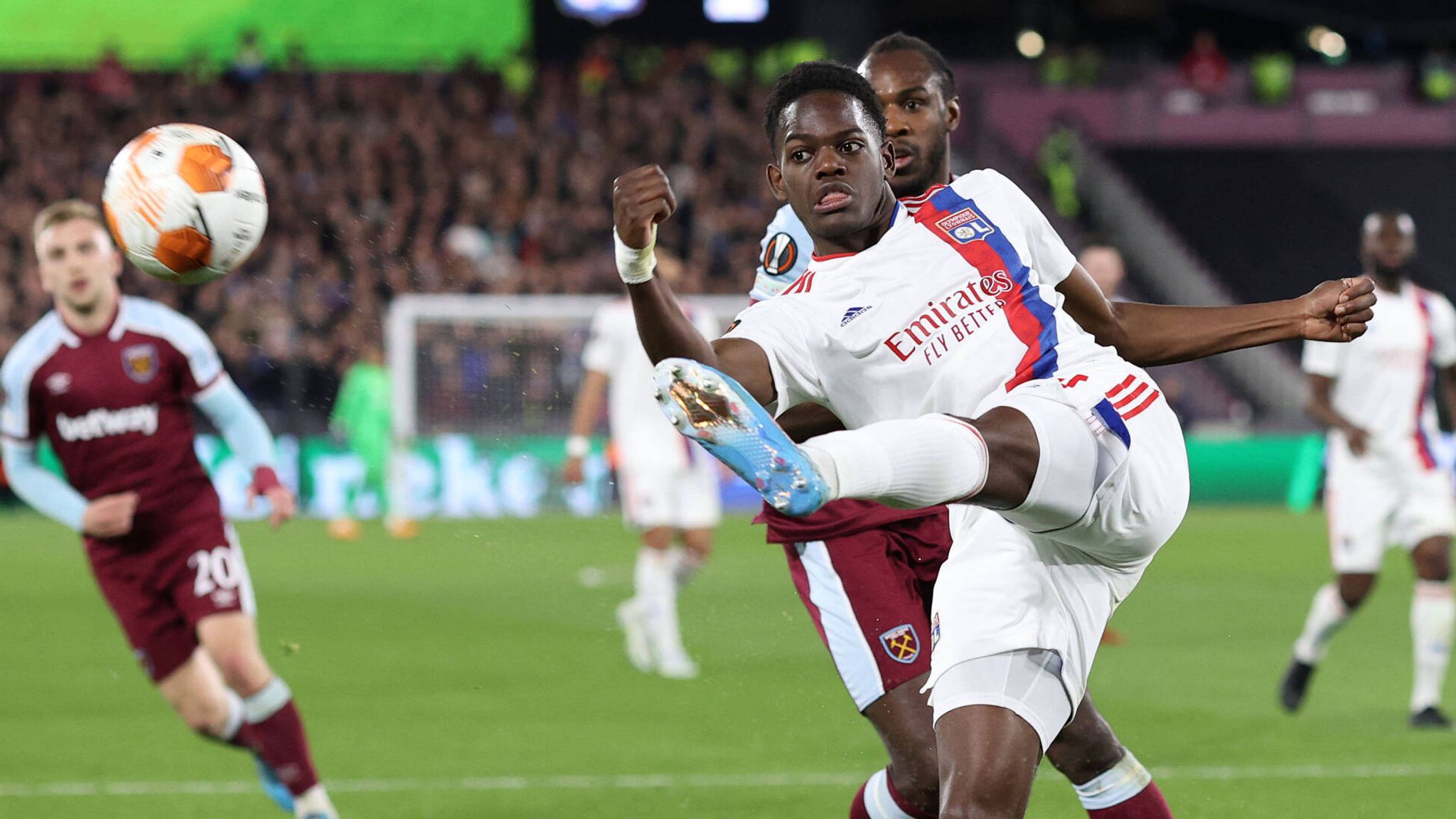 RB Leipzig Transfer News: Castello Lukeba vor Wechsel | Transfer Centre ...