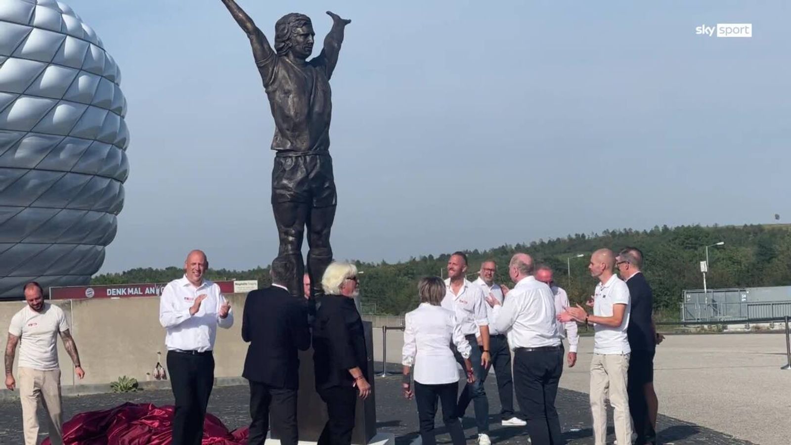 FC Bayern: Ehre für Gerd Müller - Bayern enthüllen Gedenkstatue für ...