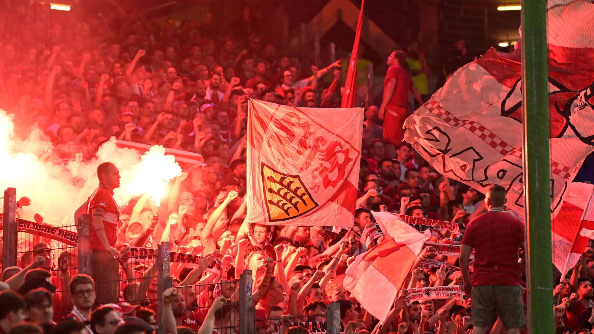 VfB Stuttgart: Kontrolliertes Pyro-Abbrennen für Präsident Claus Vogt ...