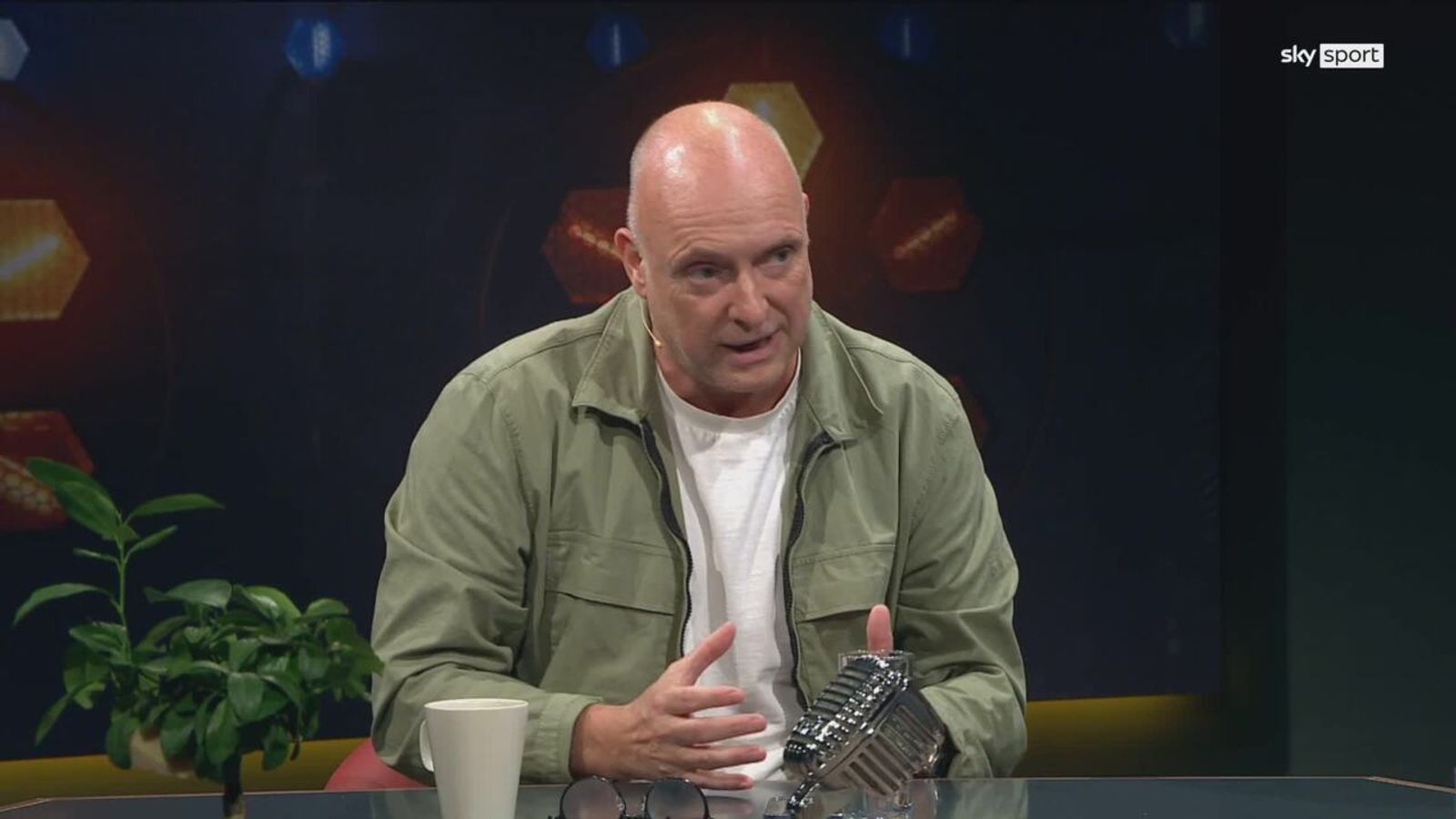 FC Bayern München: Sky Kommentator Buschmann kritisiert Bayern für ...