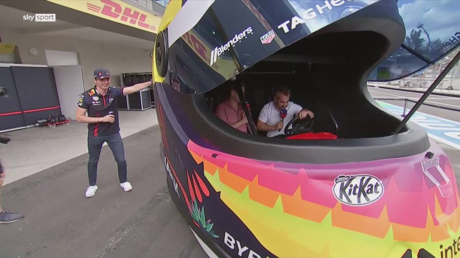 Formel 1: Verstappen erlaubt sich Spaß mit Sky Moderatoren | Formel 1 ...