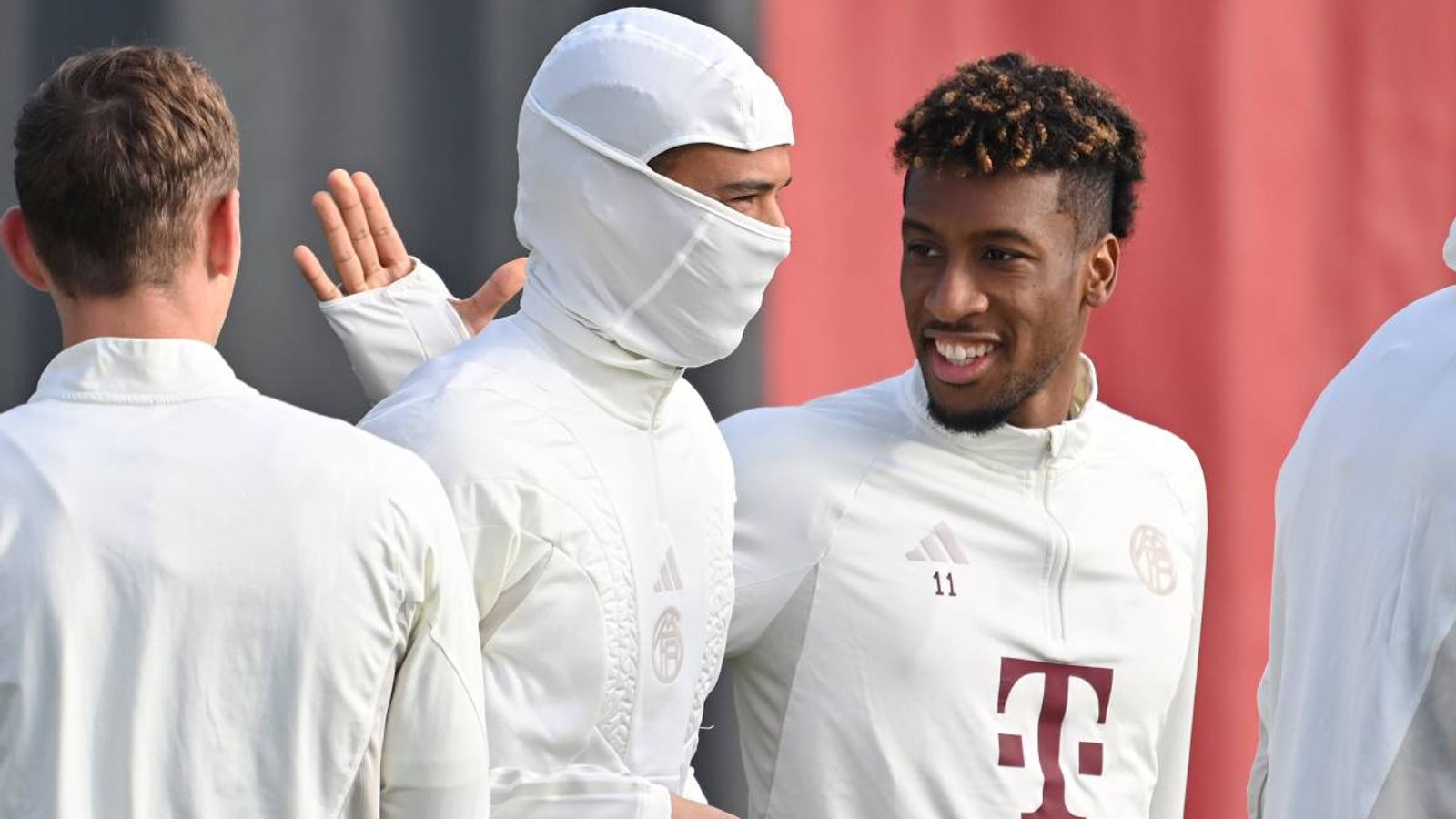 FC Bayern: Sane erinnert vor CL-Spiel beim Training an Superhelden ...