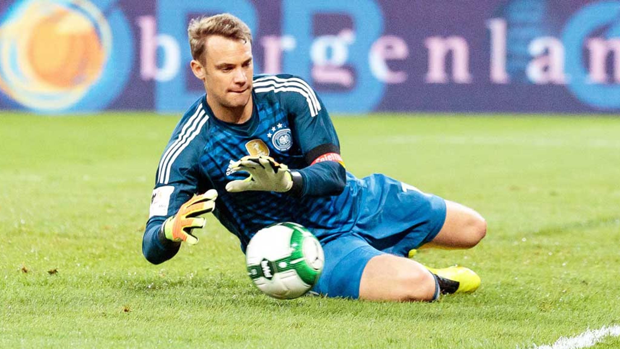 Jan Reichert vom 1. FC Nürnberg unterstützt das DFB-Team im Training ...