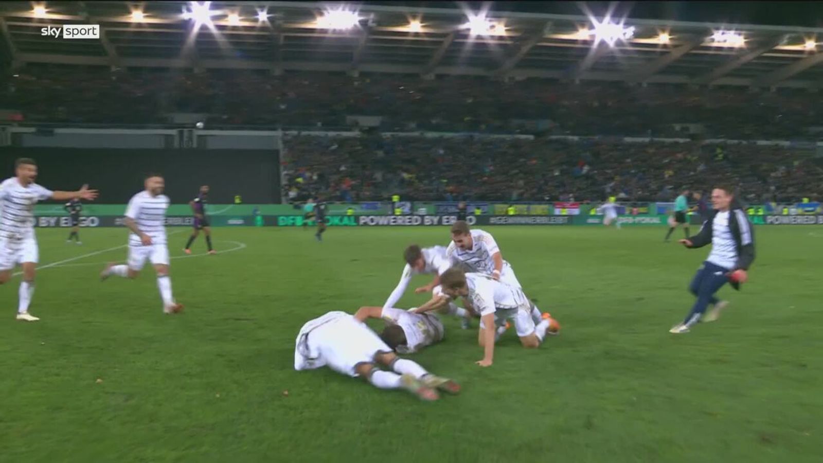 DFB-Pokal: Marcel Gaus schießt Bayern aus dem Pokal | Fußball News ...