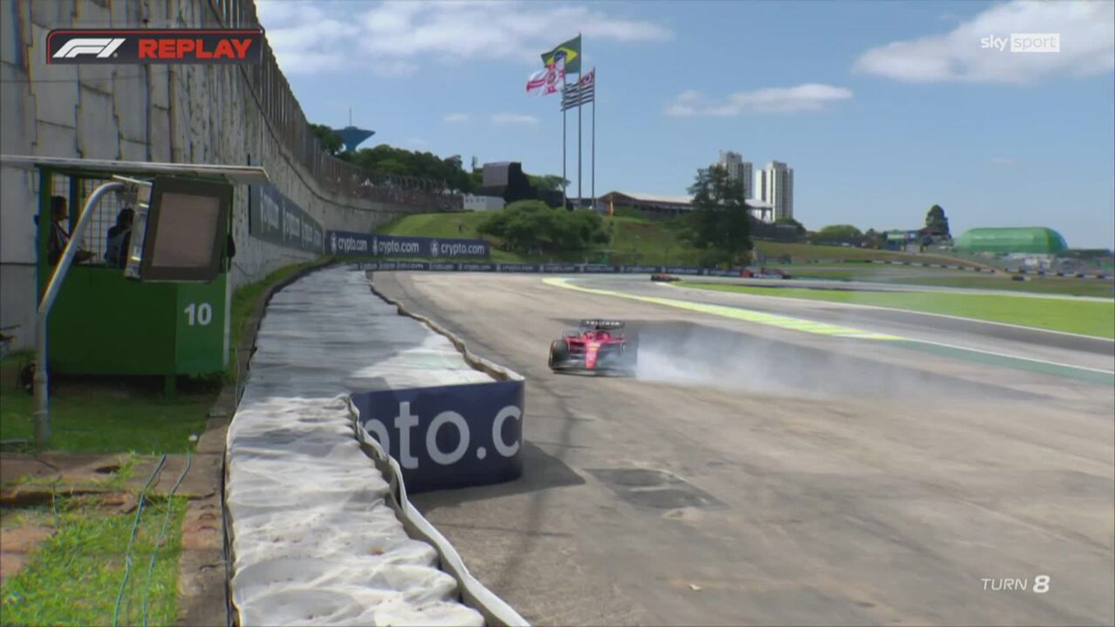 In-Race: Video: Was ein Pech! Leclerc crasht in der Einführungsrunde ...