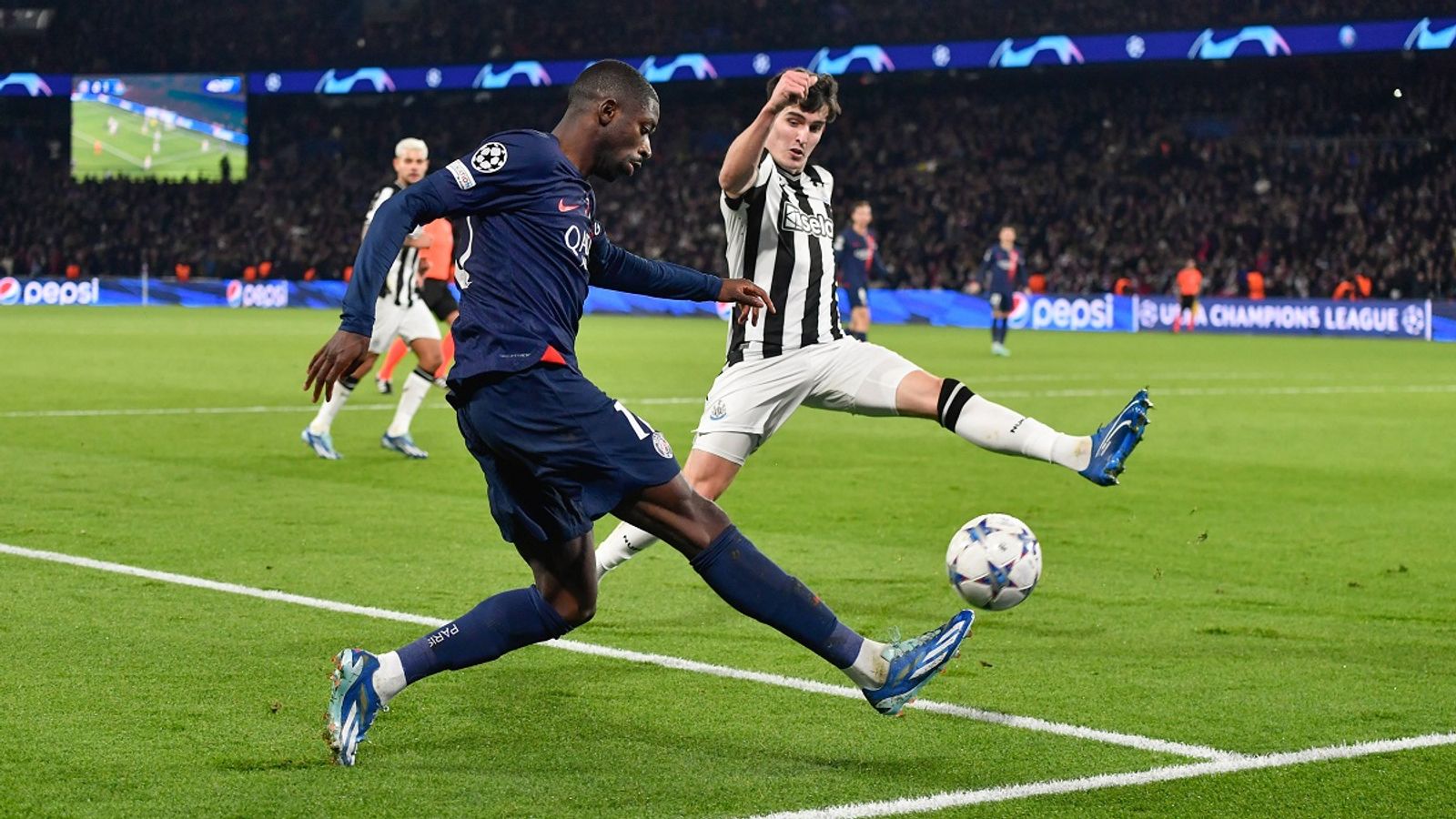 PSG bekommt strittigen Elfer gegen Newcastle - Shearer, Lineker und ...