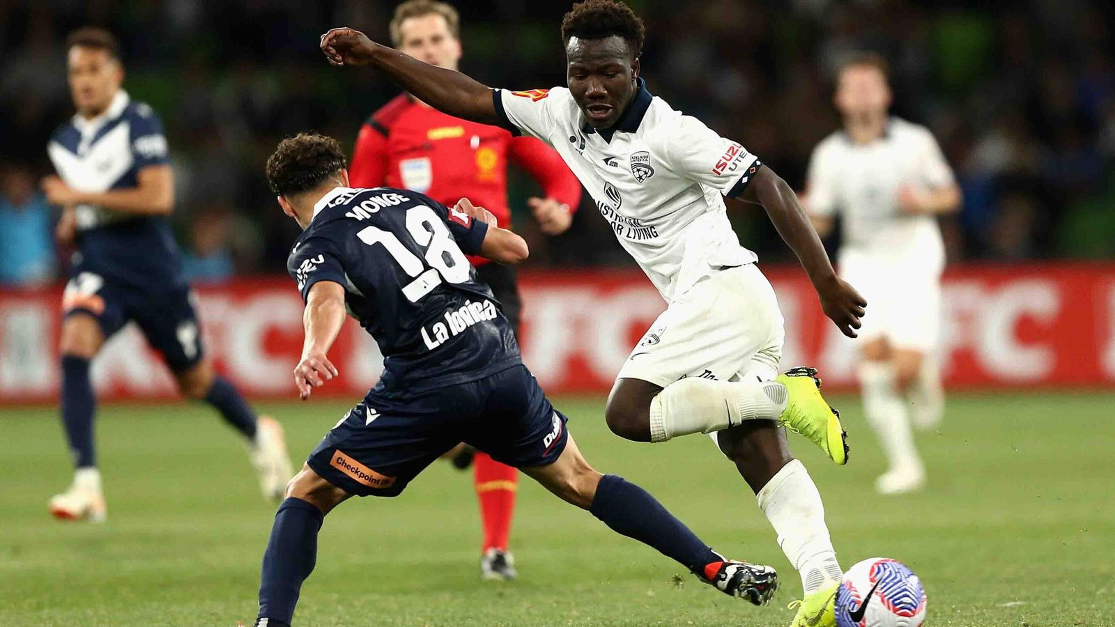 Nestory Irankunda wechselt von Adelaide United zum FC Bayern | Transfer ...