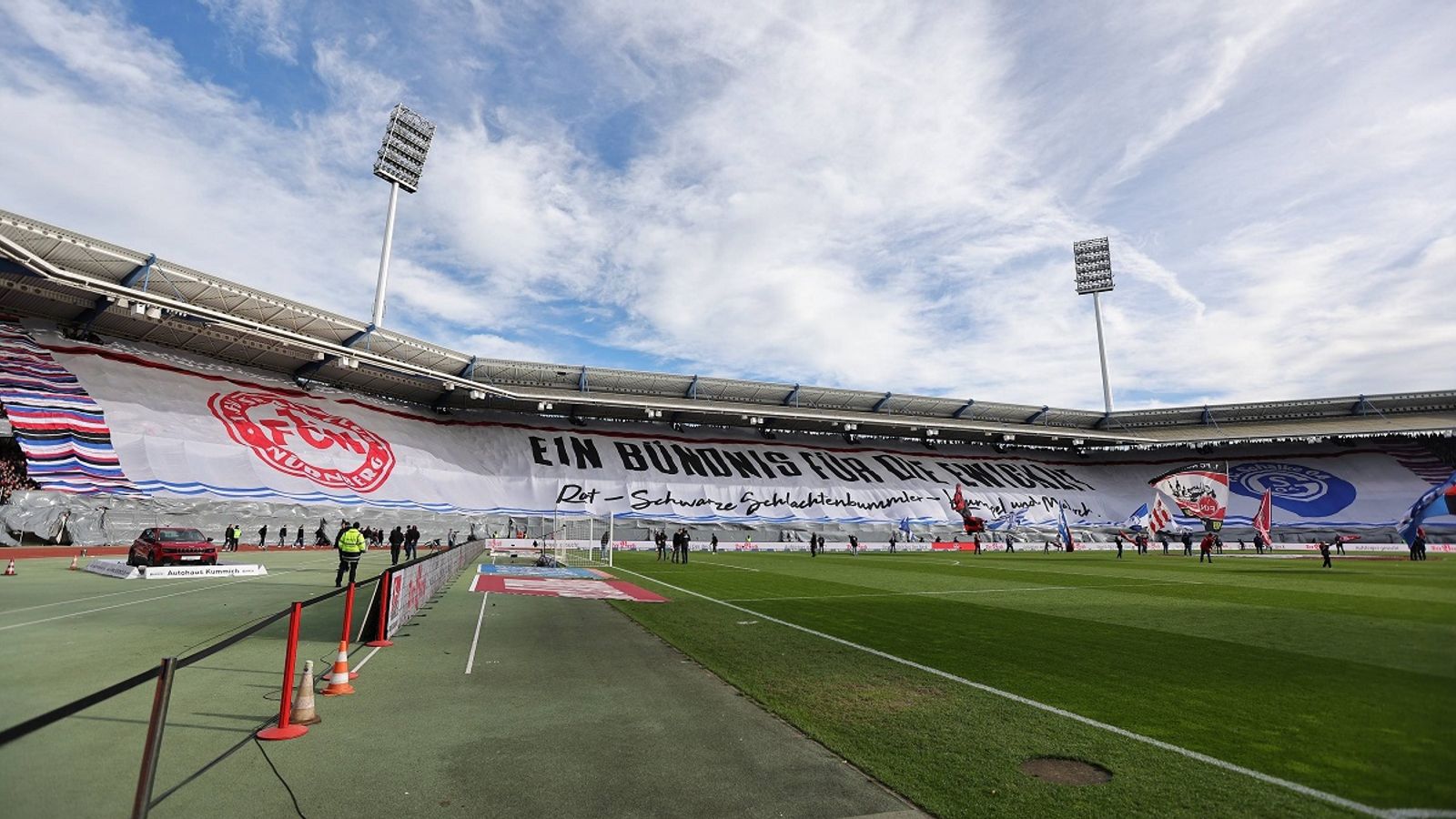 Fans von Nürnberg und Schalke hüllen Stadion mit gemeinsamer Choreo ein | Fußball News | Sky Sport