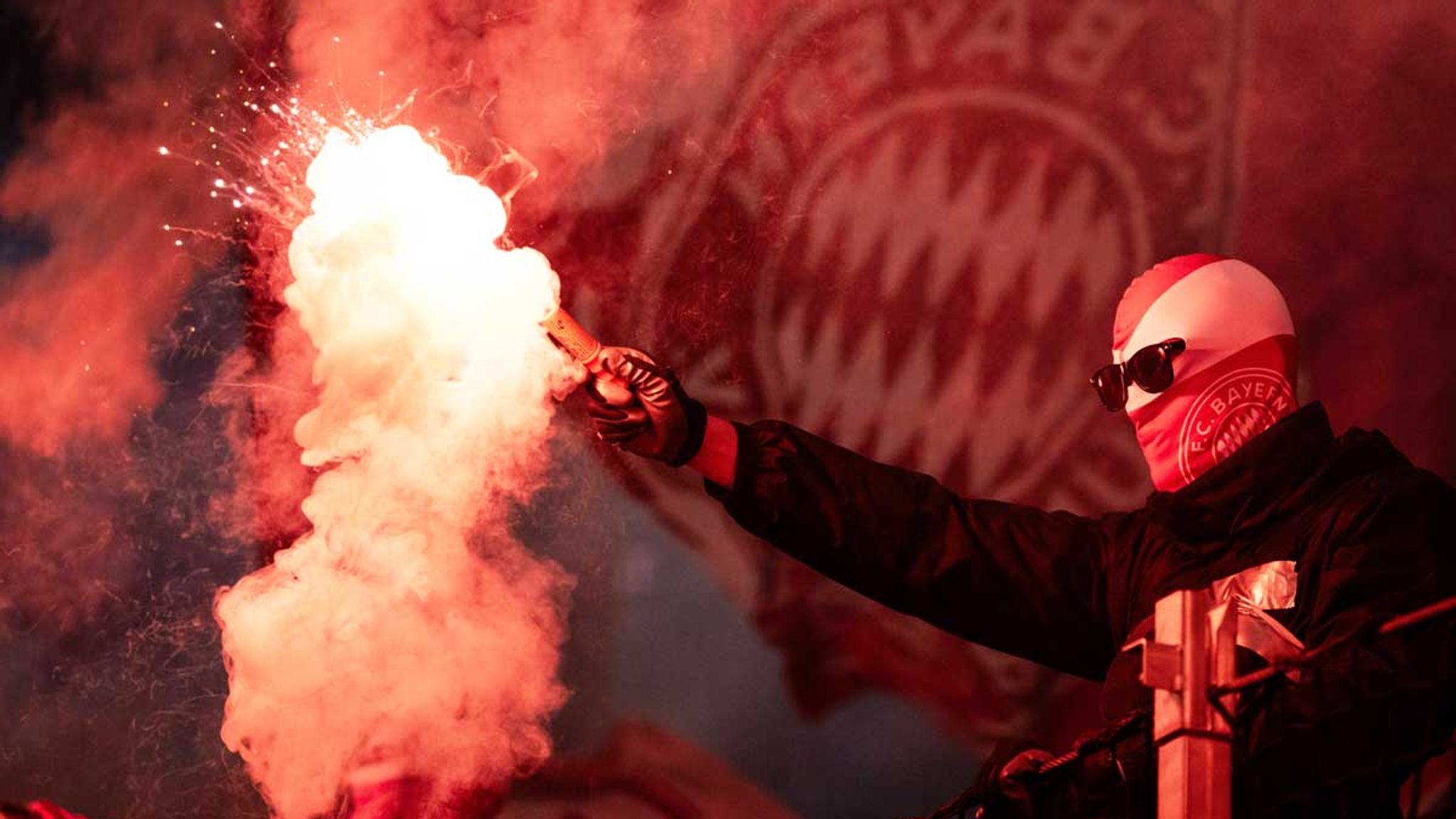 FC Bayern, Freiburg, HSV, Hertha und Kiel erhalten Pyrostrafe | Fußball ...