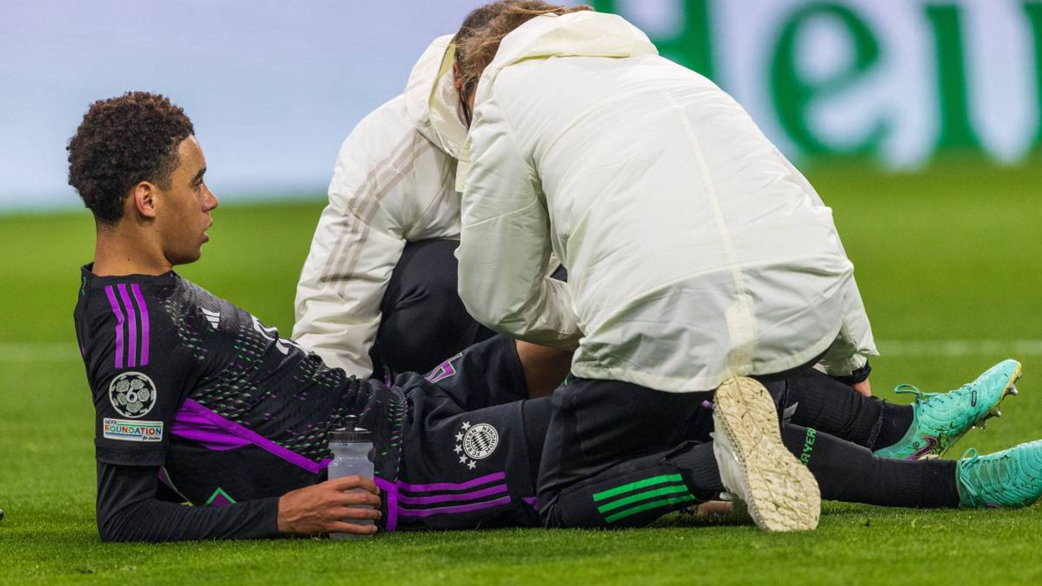 Musiala fällt verletzungsbedingt bei Bayern & DFB aus | Fußball News ...