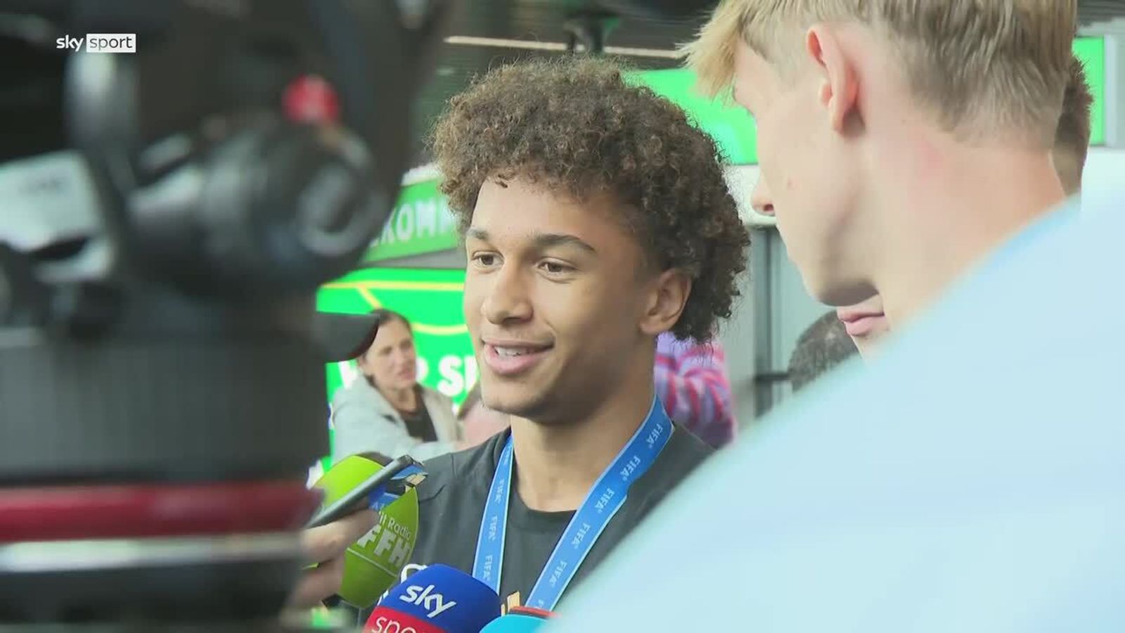 Empfang in Frankfurt - U17-Weltmeister nach Titelgewinn überglücklich | Fußball News | Sky Sport