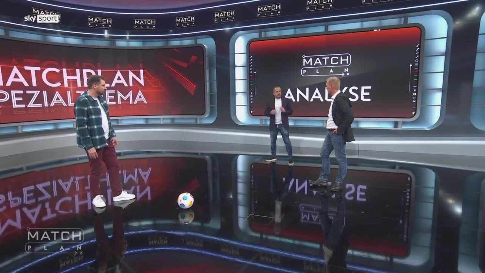 Patrick Helmes und Manuel Baum präsentieren die Schussfinte | Fußball News | Sky Sport