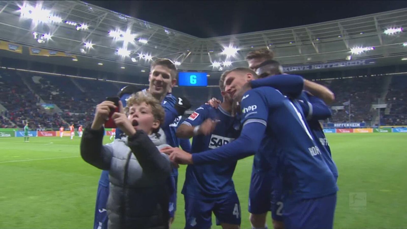 1899 Hoffenheim | Kleiner Fan macht ein Jubel-Selfie mit den Spielern ...