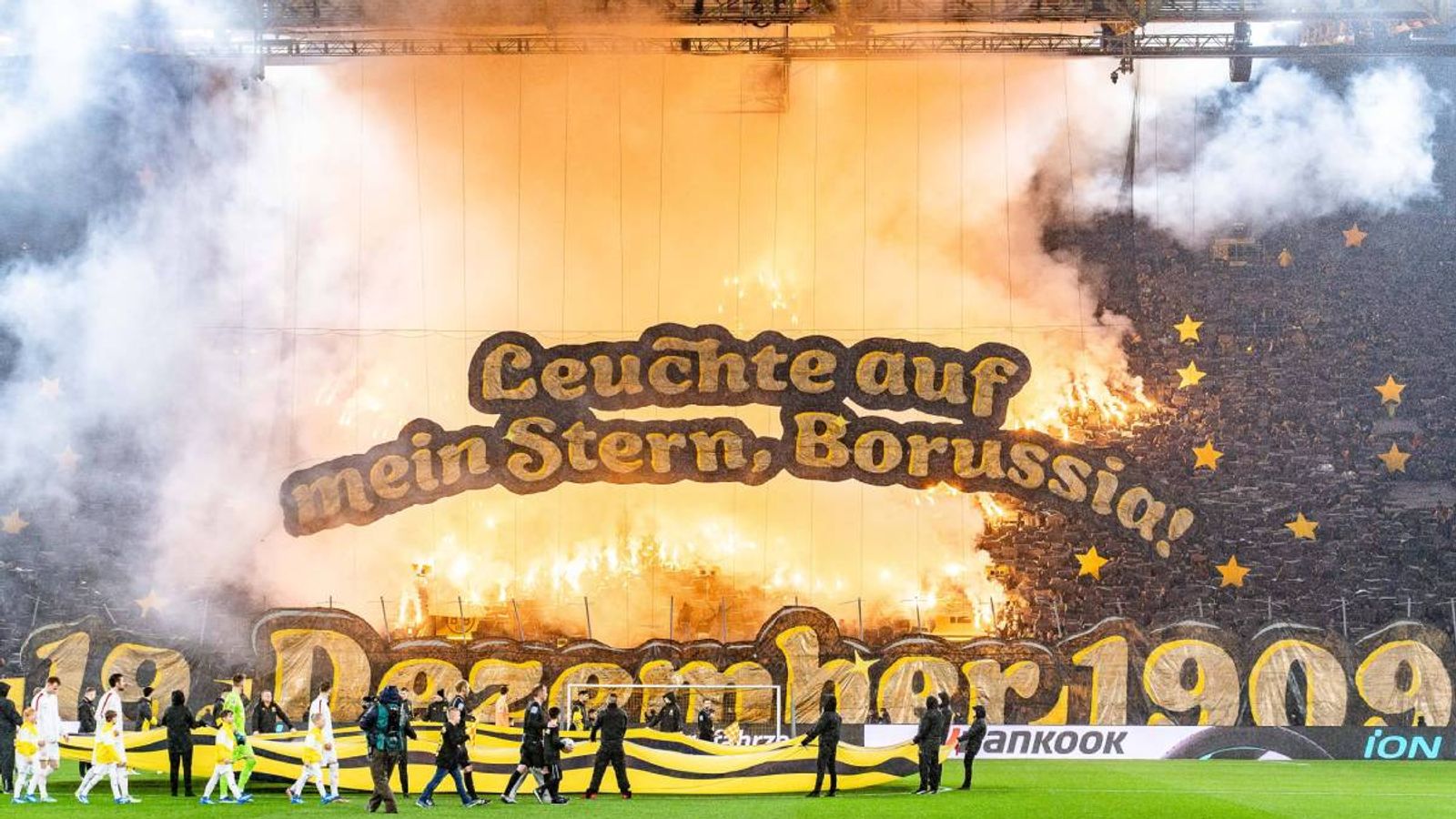 Fans feiern 114. Geburtstag von Borussia Dortmund mit großer Choreo ...