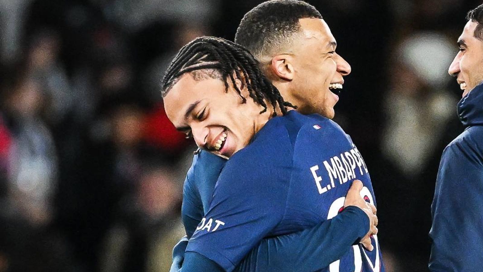 Ethan Mbappe gibt Debüt für PSG bei Sieg gegen Metz | Fußball News ...