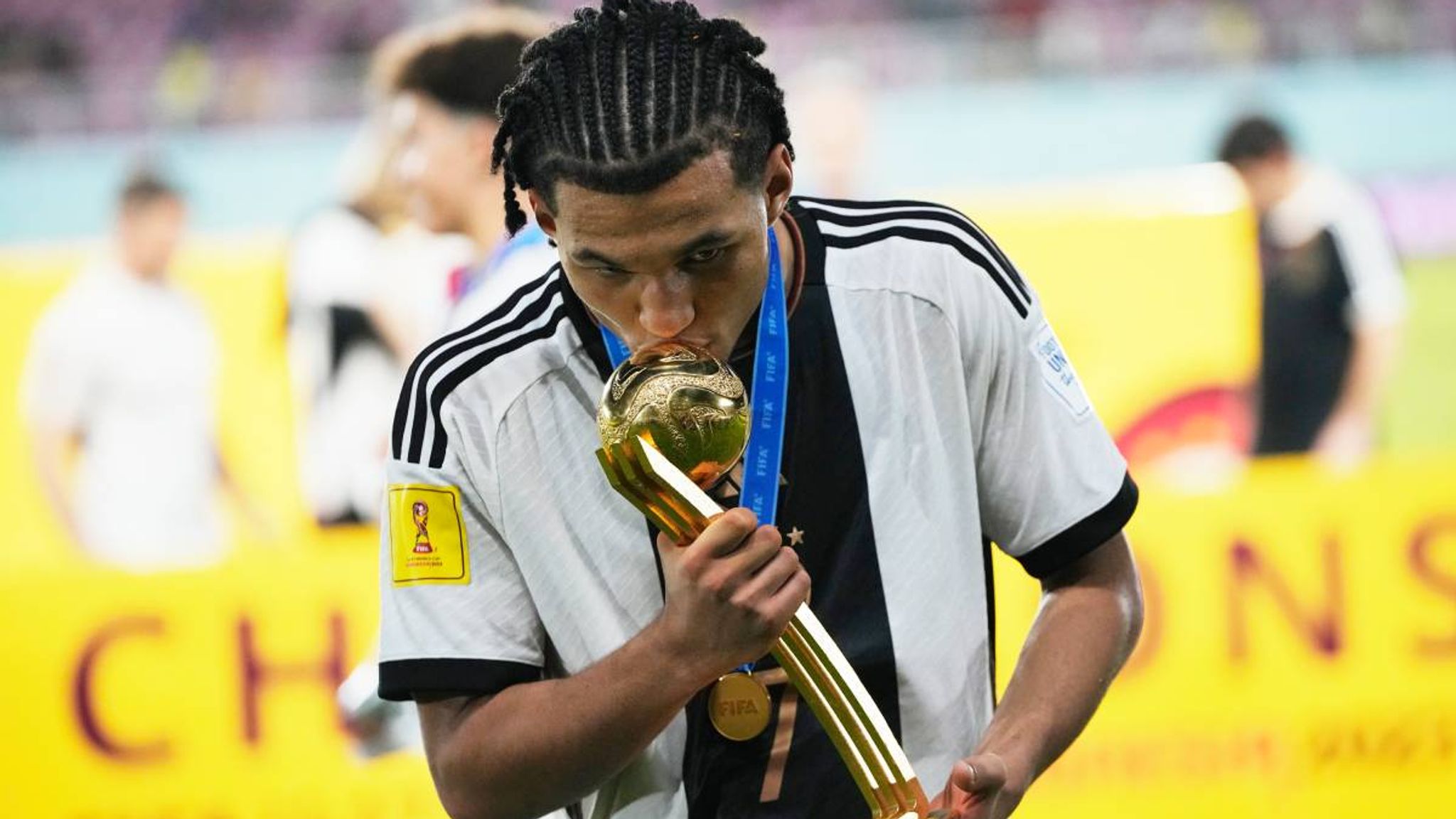 Sebastian Kehl spricht über Zukunft von Paris Brunner beim BVB ...