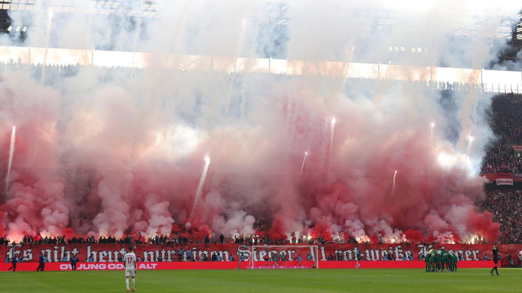 Hohe Geldstrafe für Köln nach Pyro-Show im Derby gegen Gladbach ...